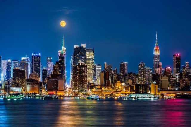 ニューヨーク 夜の摩天楼の上に浮かぶ月 アメリカの風景 Beautiful 世界の絶景 美しい景色